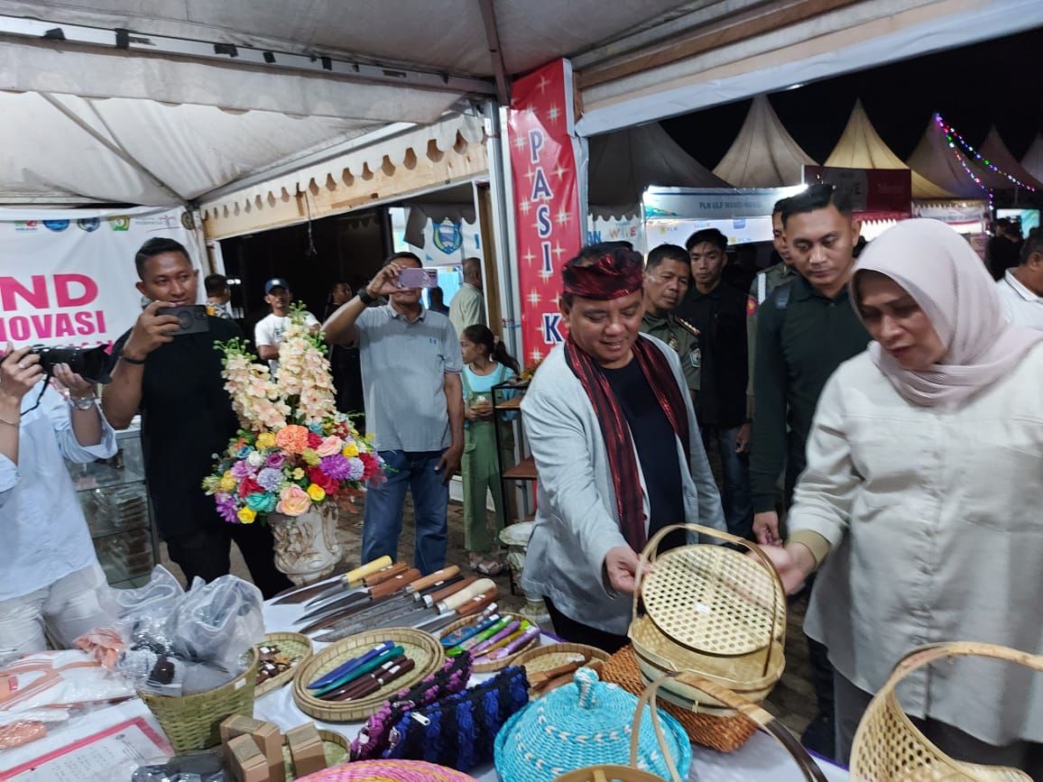 Pj Gubernur Sultra Tinjau Stand Pameran UMKM di Wakatobi Wave 2023 ...