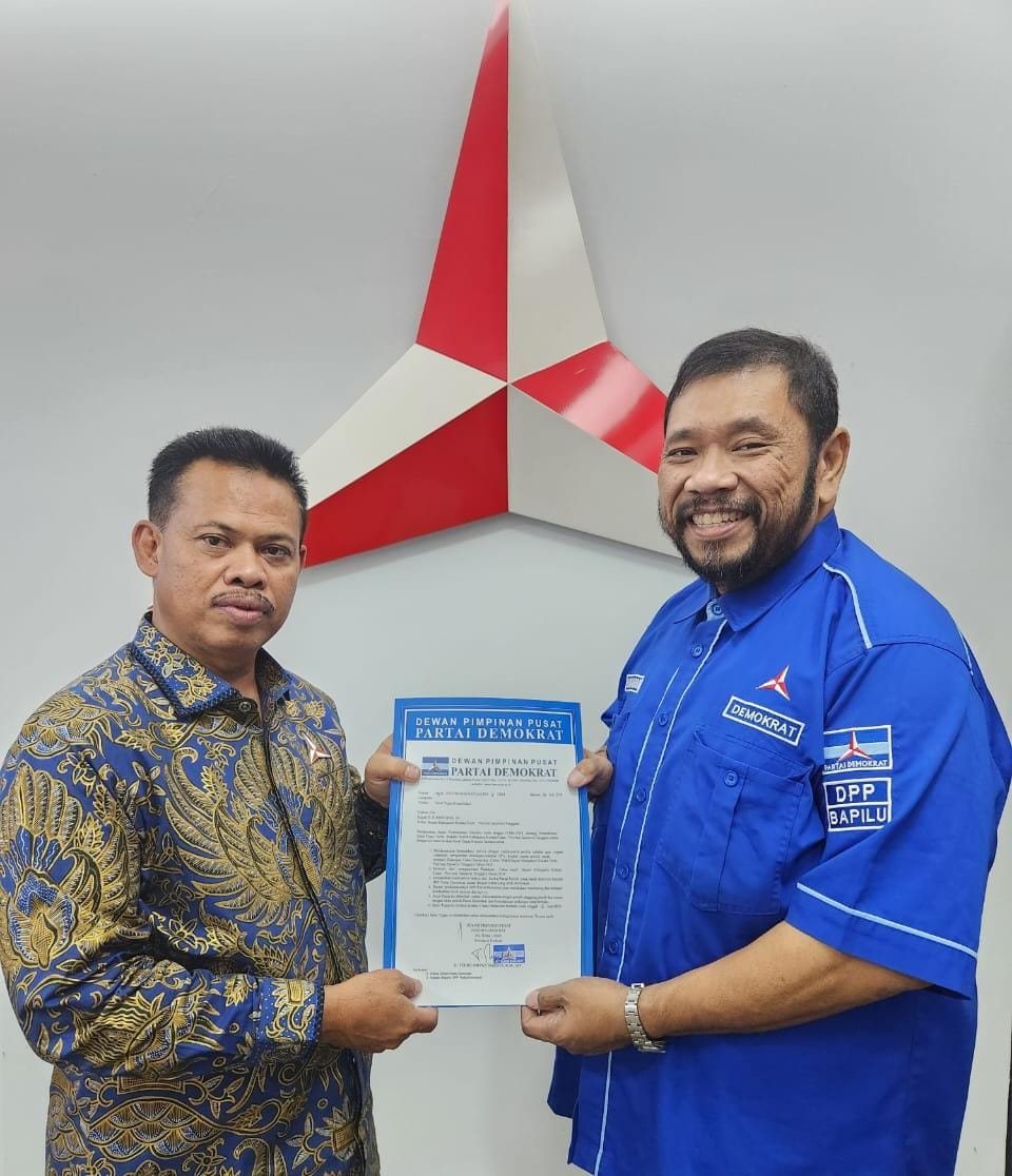 Demokrat Serahkan Surat Tugas Konsolidasi Calon Bupati Kolut kepada Jumarding | DATASULTRA.COM