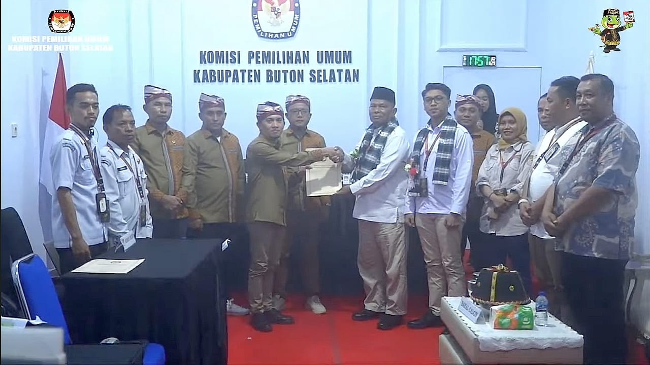 Mendaftar di KPU Busel, Berkas Paslon Adios-Risawal Dinyatakan Lengkap ...
