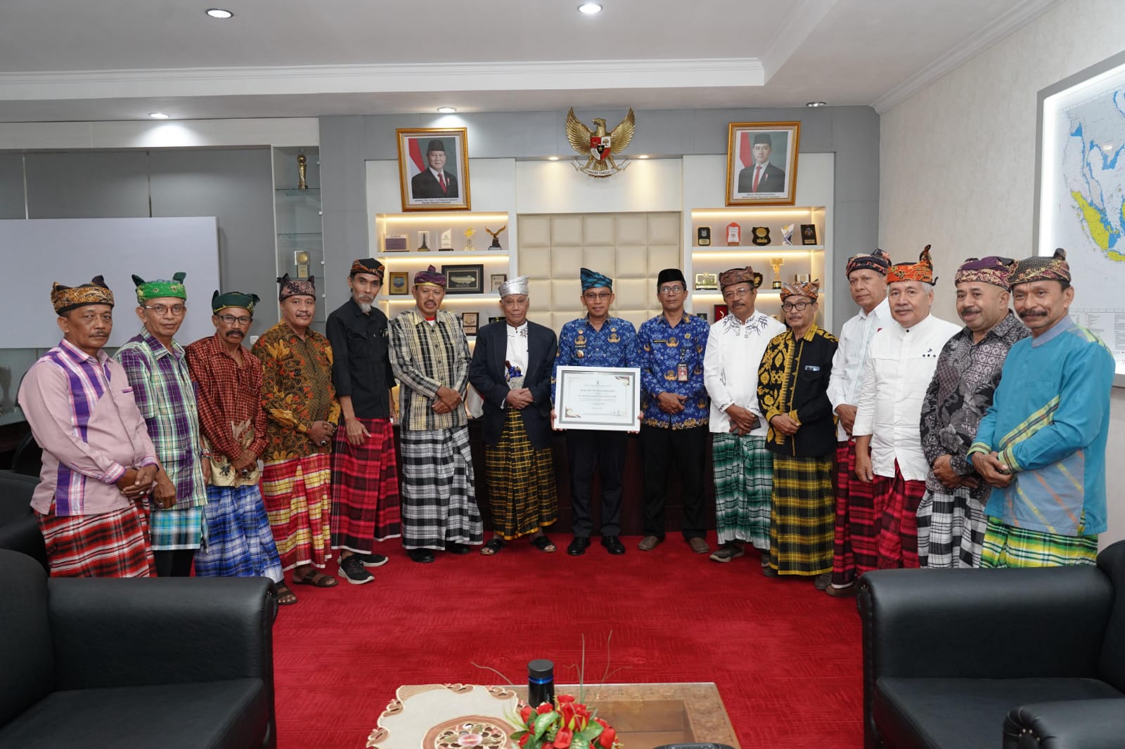 Pj Wali Kota Baubau Terima Penghargaan dari Lembaga Adat dan Budaya ...