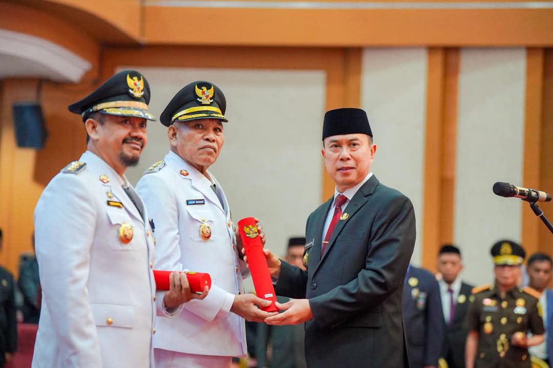 Gubernur Sultra Lantik Azhari-Adam Basan sebagai Bupati dan Wakil Bupati Buton Tengah 2025-2030 ...